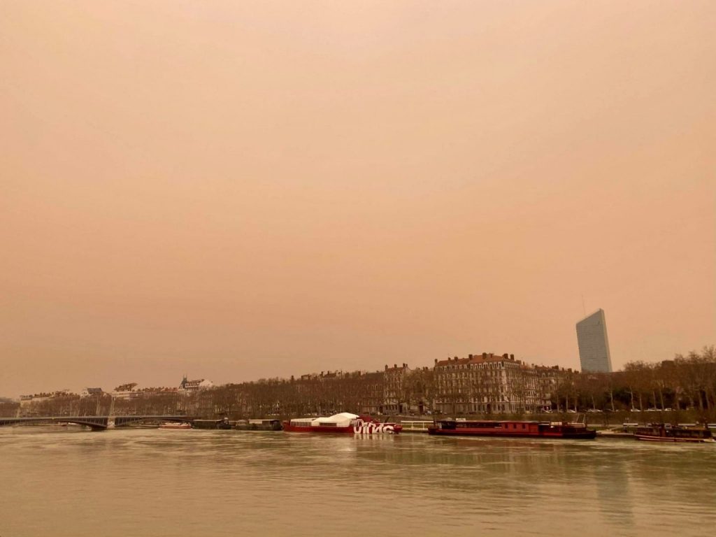 Photo : Pourquoi cet étrange ciel jaune au-dessus de Lyon ? - Femmes News
