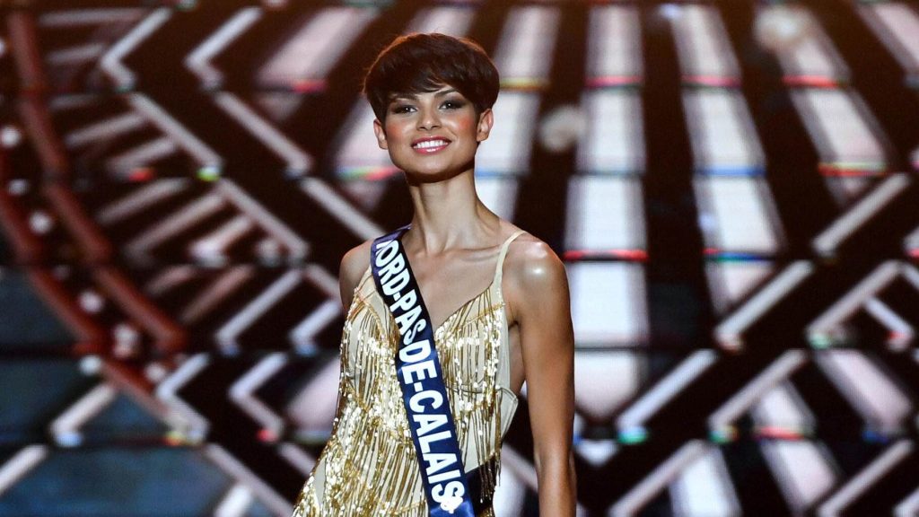 Miss France 2024, Eve Gilles, assume sa silhouette sans poitrine ...